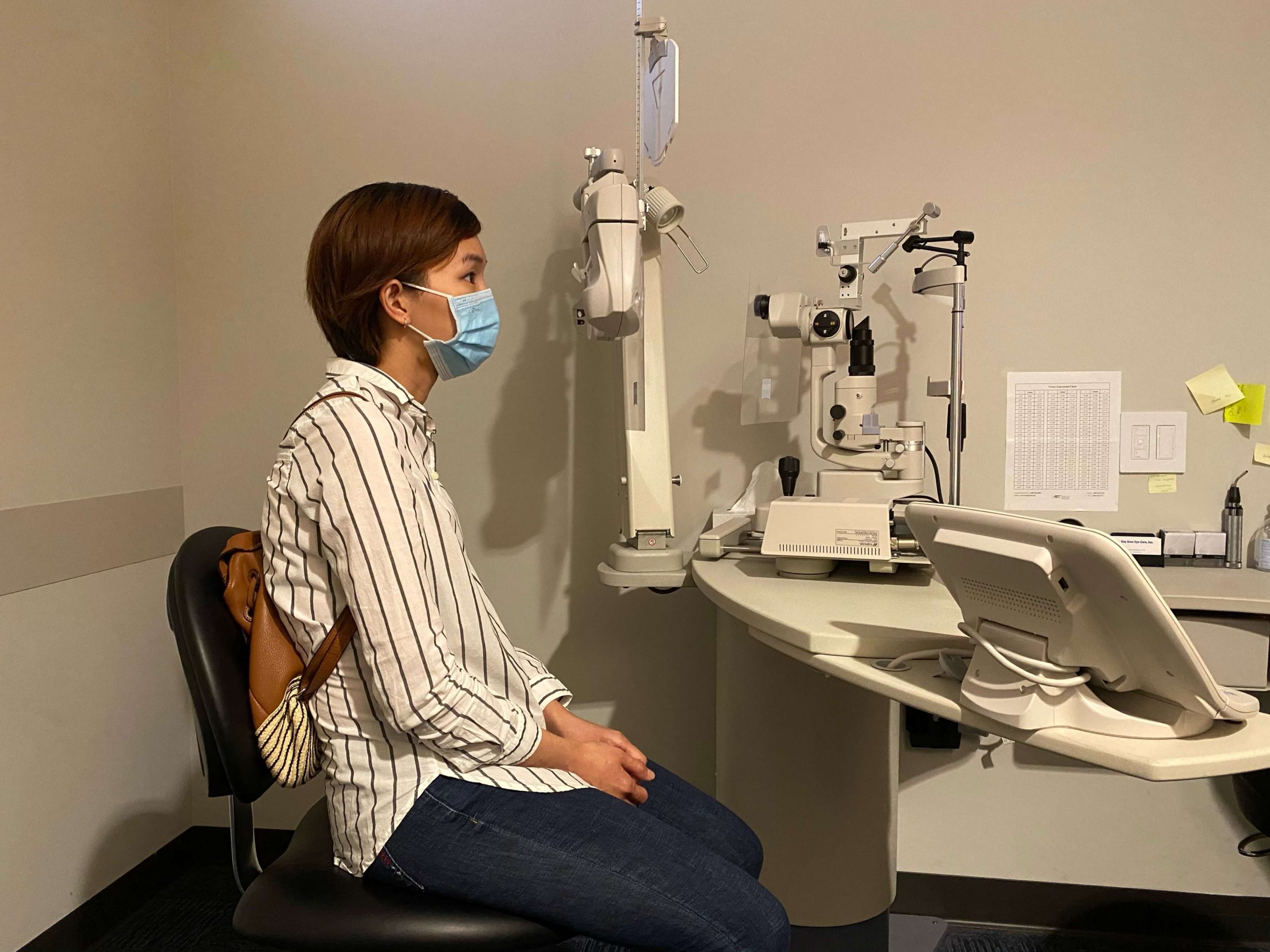 Patron waiting for the optometrist for an eye exam - Ainak